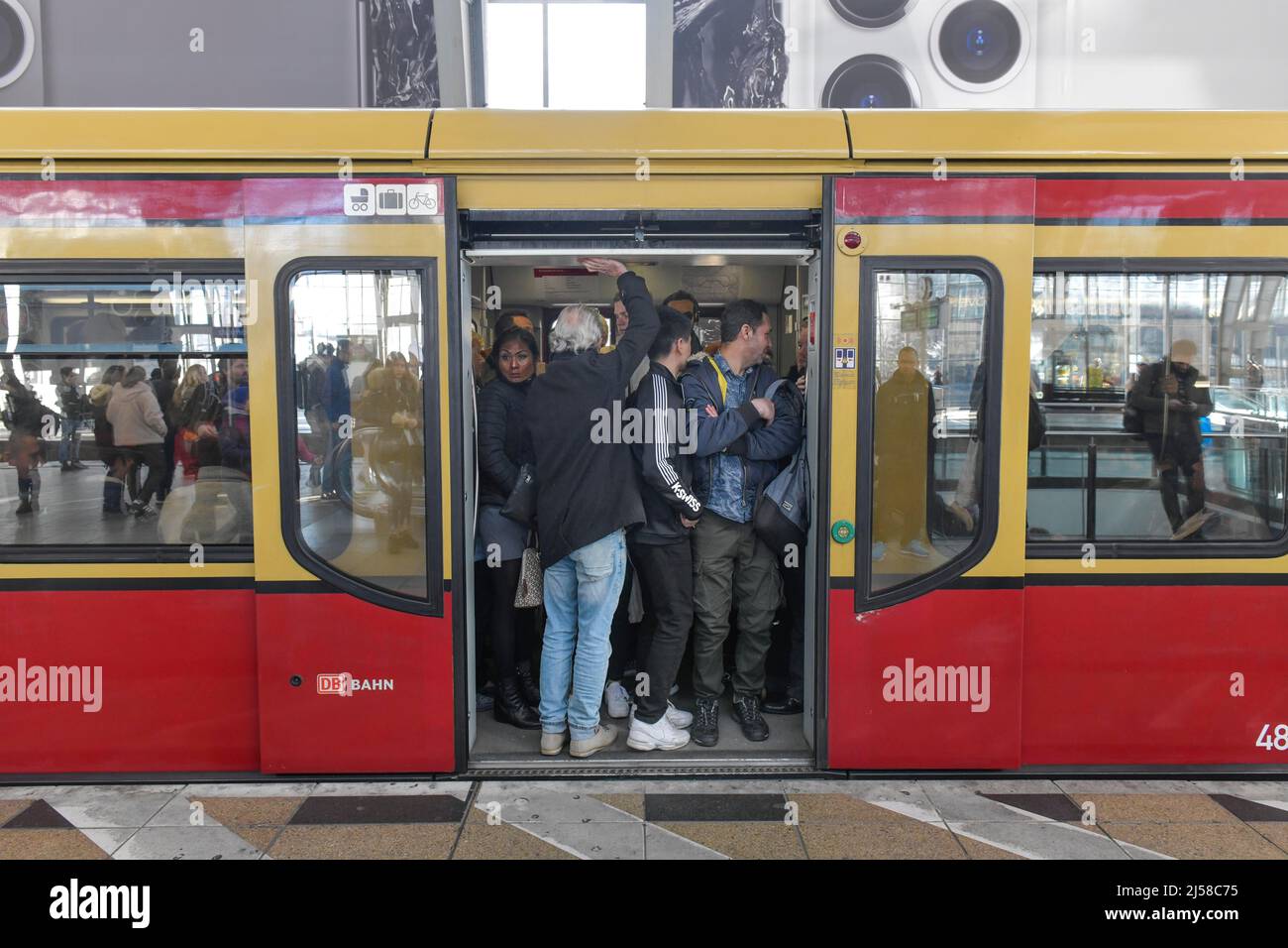S bahn platform hi-res stock photography and images - Alamy