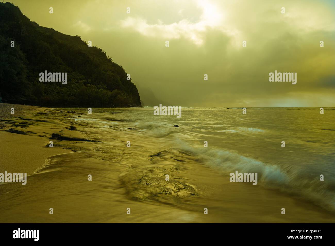 Waves wash up on Ke'e Beach in Ha'ena State Park on Kauai, Hawaii ...