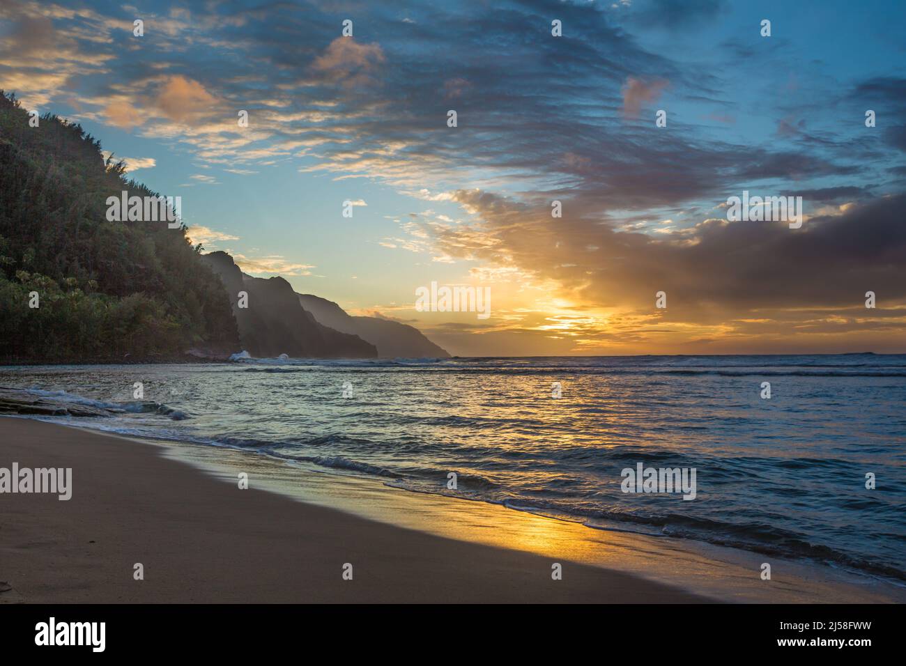 Sheer cliffs of na pali coast hi-res stock photography and images - Alamy