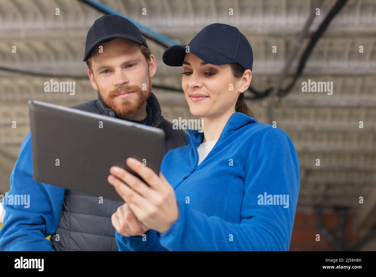 Engineers on site with computer hi-res stock photography and images - Alamy
