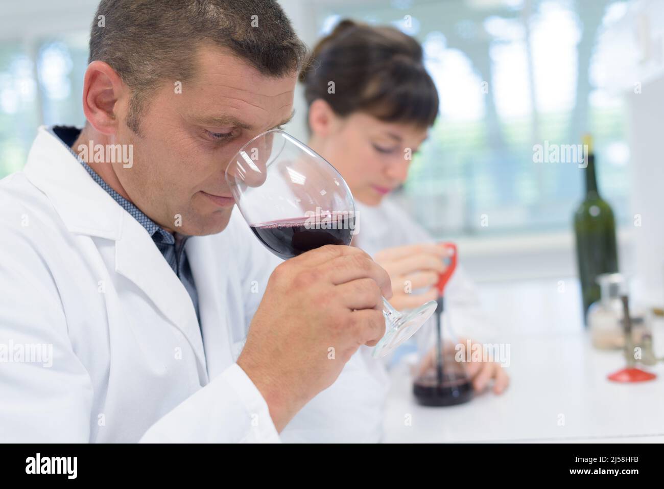 Wine tasters hi-res stock photography and images - Alamy