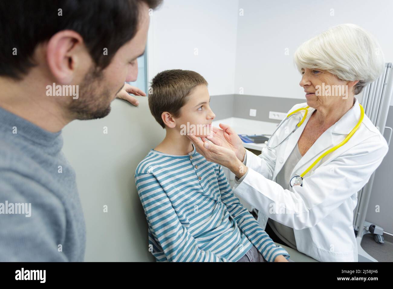 dad doctor with little boy in hospital Stock Photo - Alamy