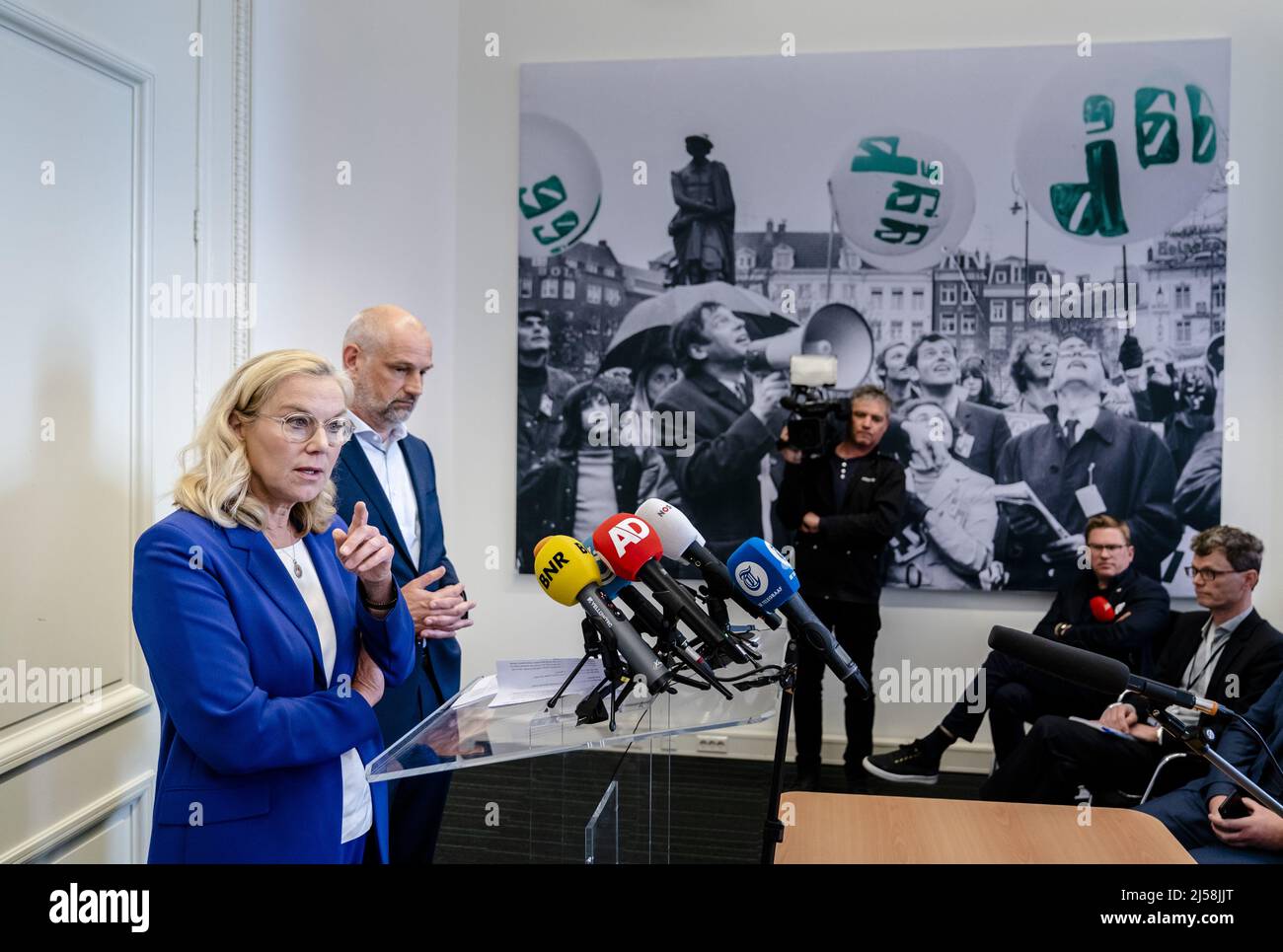 2022-04-21 14:48:44 THE HAGUE - D66 leader Sigrid Kaag and party chairman Victor Everhardt ...