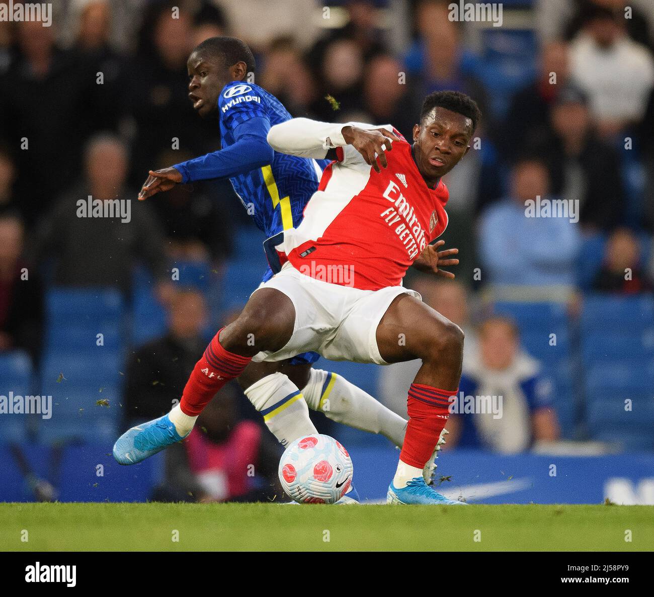 Ngolo kante of chelsea battles hi-res stock photography and images - Alamy