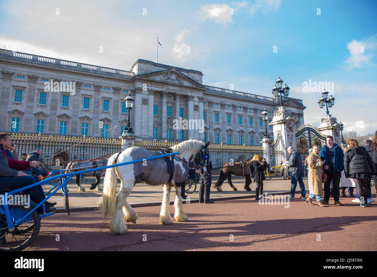 People gather outside Buckingham Palace in central London ahead of ...