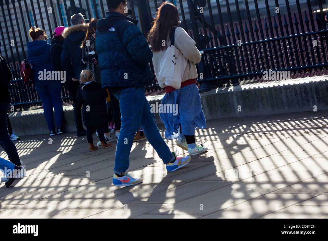 People gather outside Buckingham Palace in central London ahead of ...