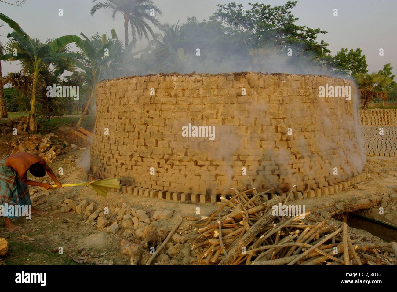 Bangladesh smoke brick kiln hi-res stock photography and images - Alamy