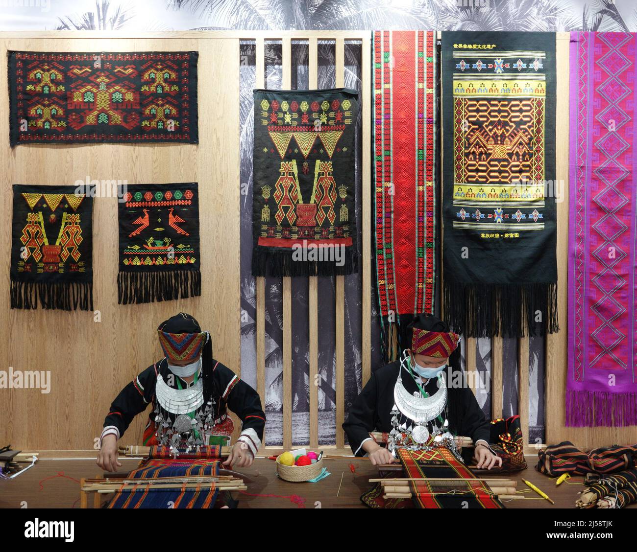 (220421) -- BOAO, April 21, 2022 (Xinhua) -- Women of the Li ethnic ...