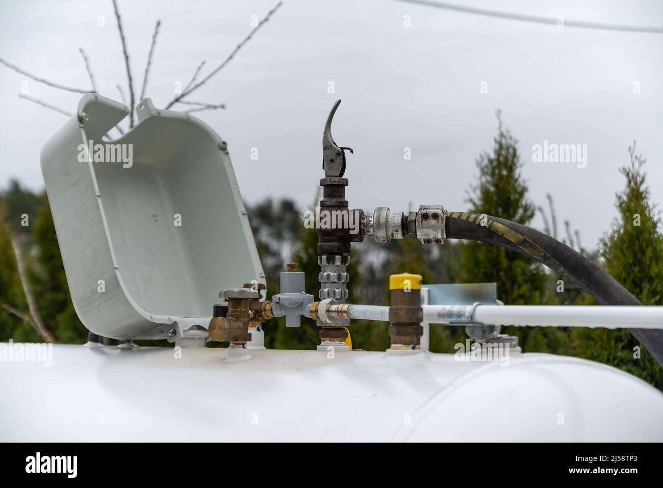 Refueling the propane gas tank for home heating. Purchase and price of ...