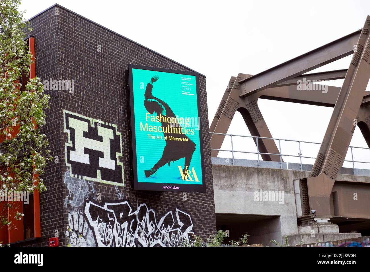 V&A Victoria & Albert Museum advert for exhibition 'Fashioning ...