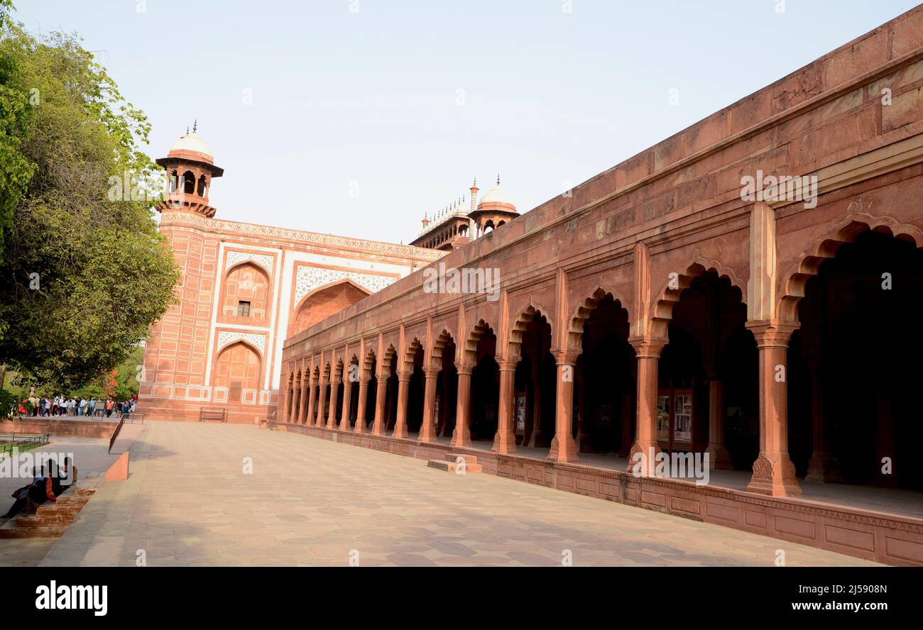 Red door way and window architecture in Taj Mahal complex Stock Photo ...