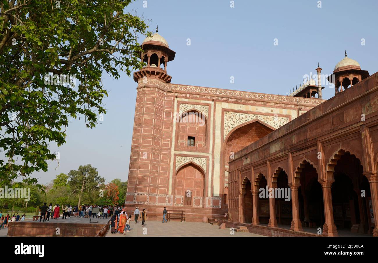 Red door way and window architecture in Taj Mahal complex Stock Photo ...
