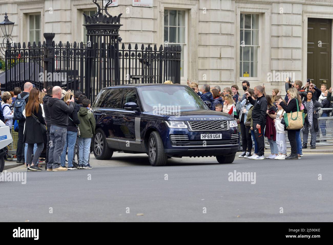 London, England, UK. Tourists photographing a foreign dignitary's car ...