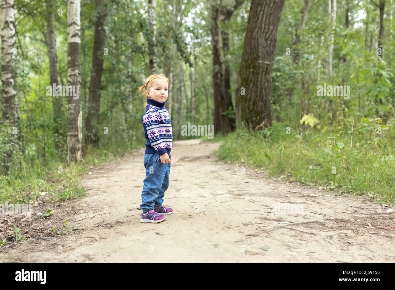 Girl in tall grass on hi-res stock photography and images - Alamy