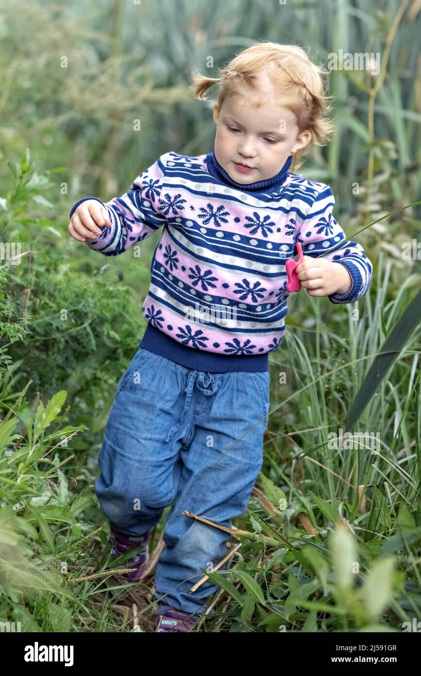 Children playing in tall grass hi-res stock photography and images - Alamy