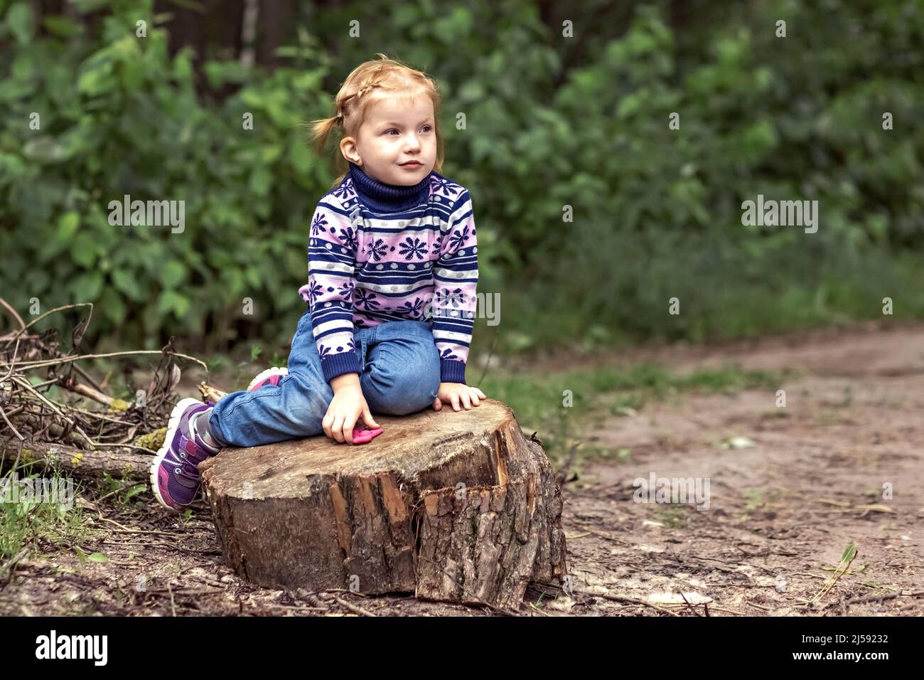 Little girl field toddler hi-res stock photography and images - Alamy