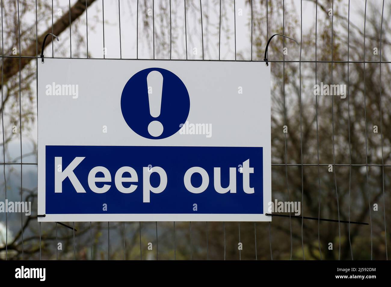 Keep out sign hanging on a building site perimeter fence Stock Photo ...