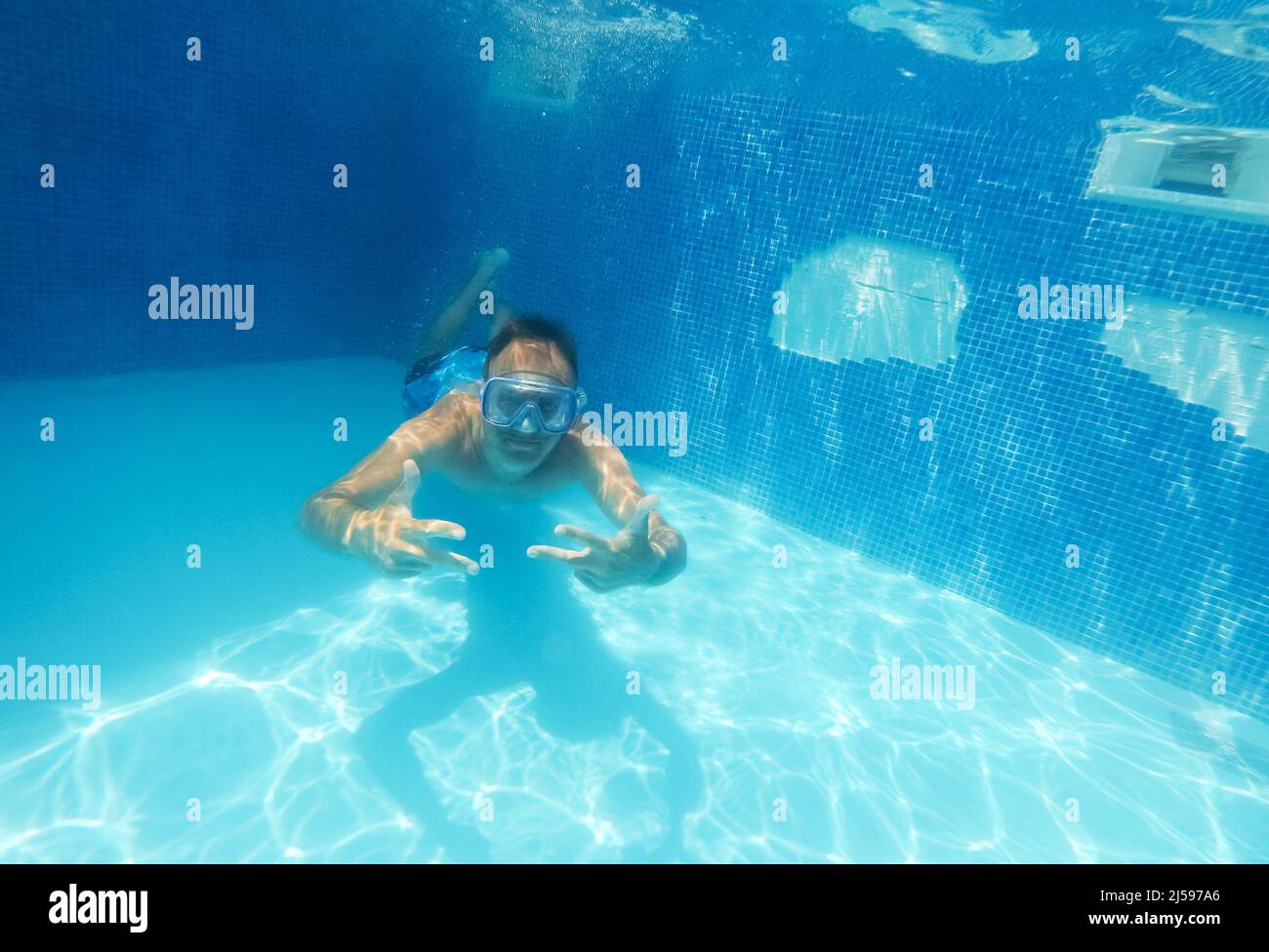 Guy underwater hi-res stock photography and images - Alamy