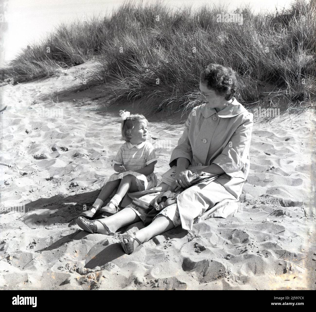 1950s mother and young daughter hi-res stock photography and images - Alamy