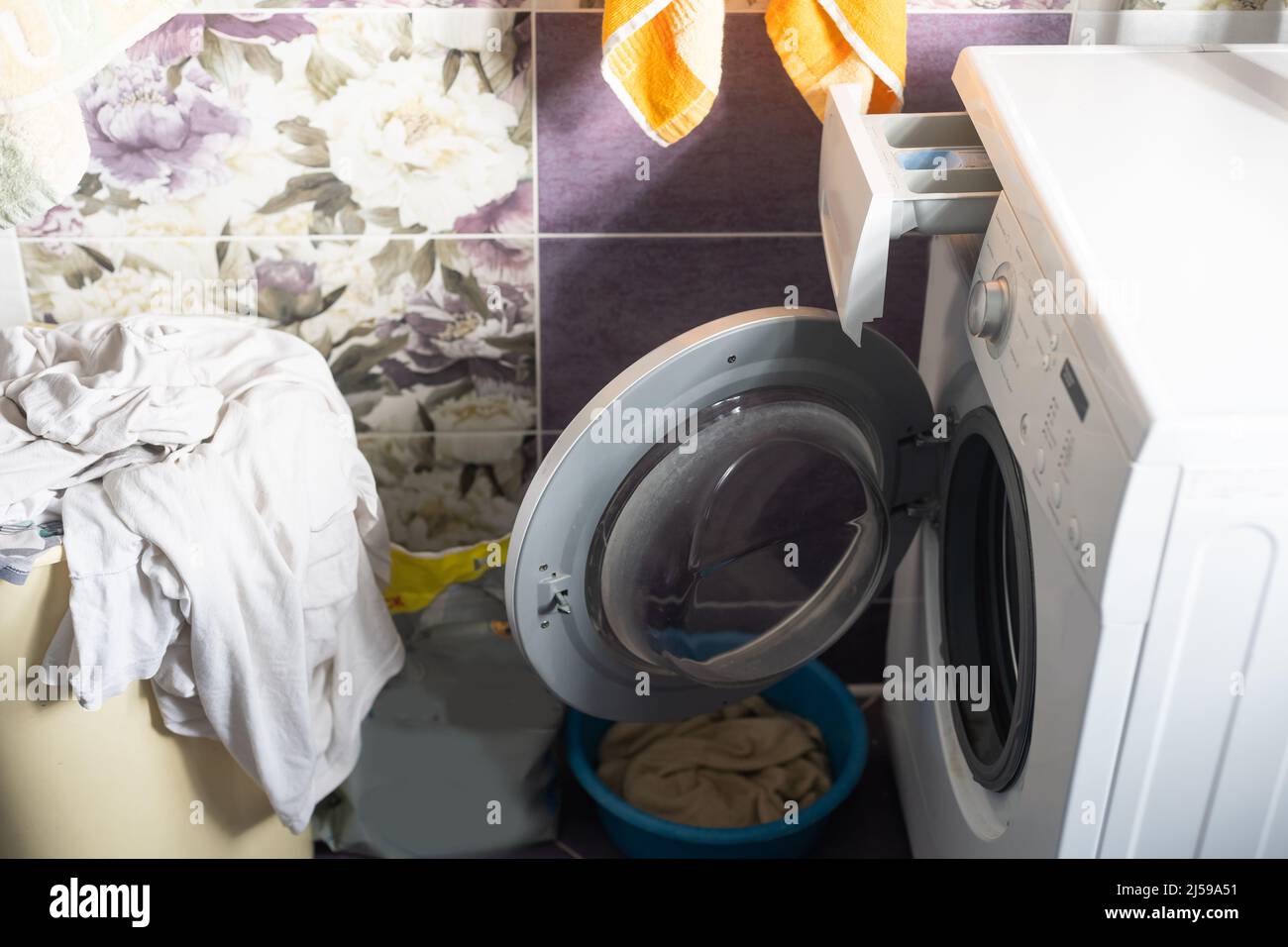 Destroyed washing machine hi-res stock photography and images - Alamy