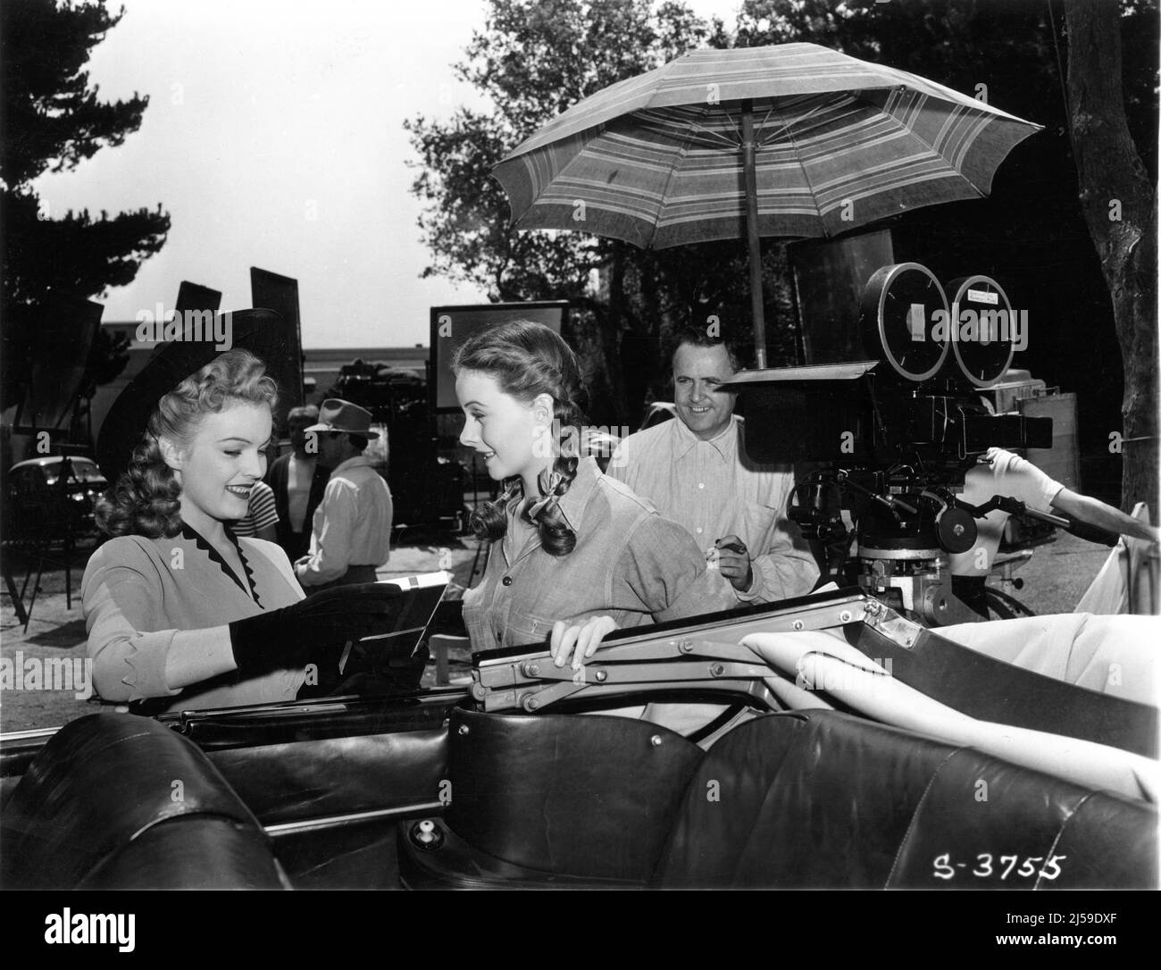 JUNE HAVER JEANNE CRAIN with Director HENRY HATHAWAY on set candid ...