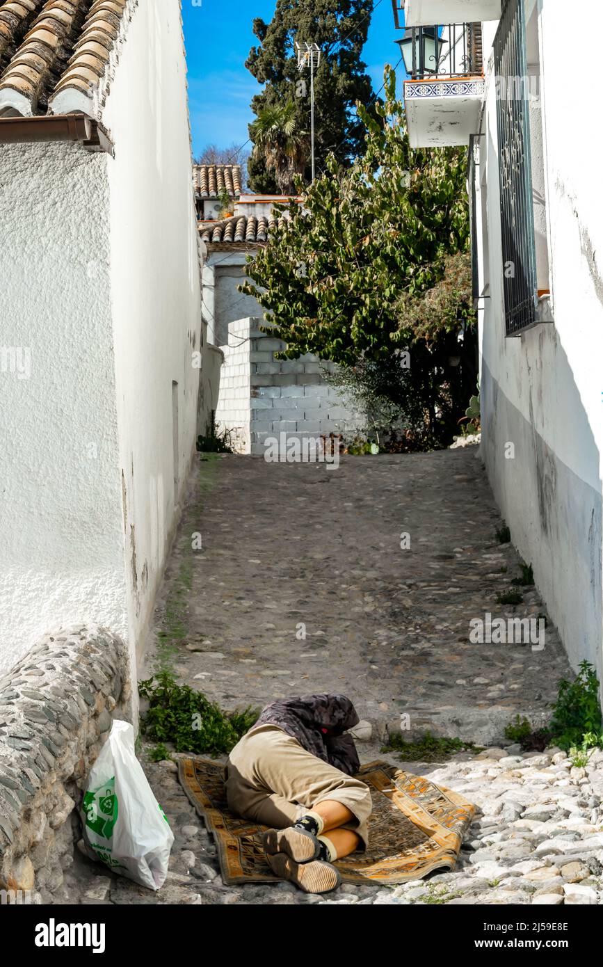 Street bum sleeping hi-res stock photography and images - Alamy