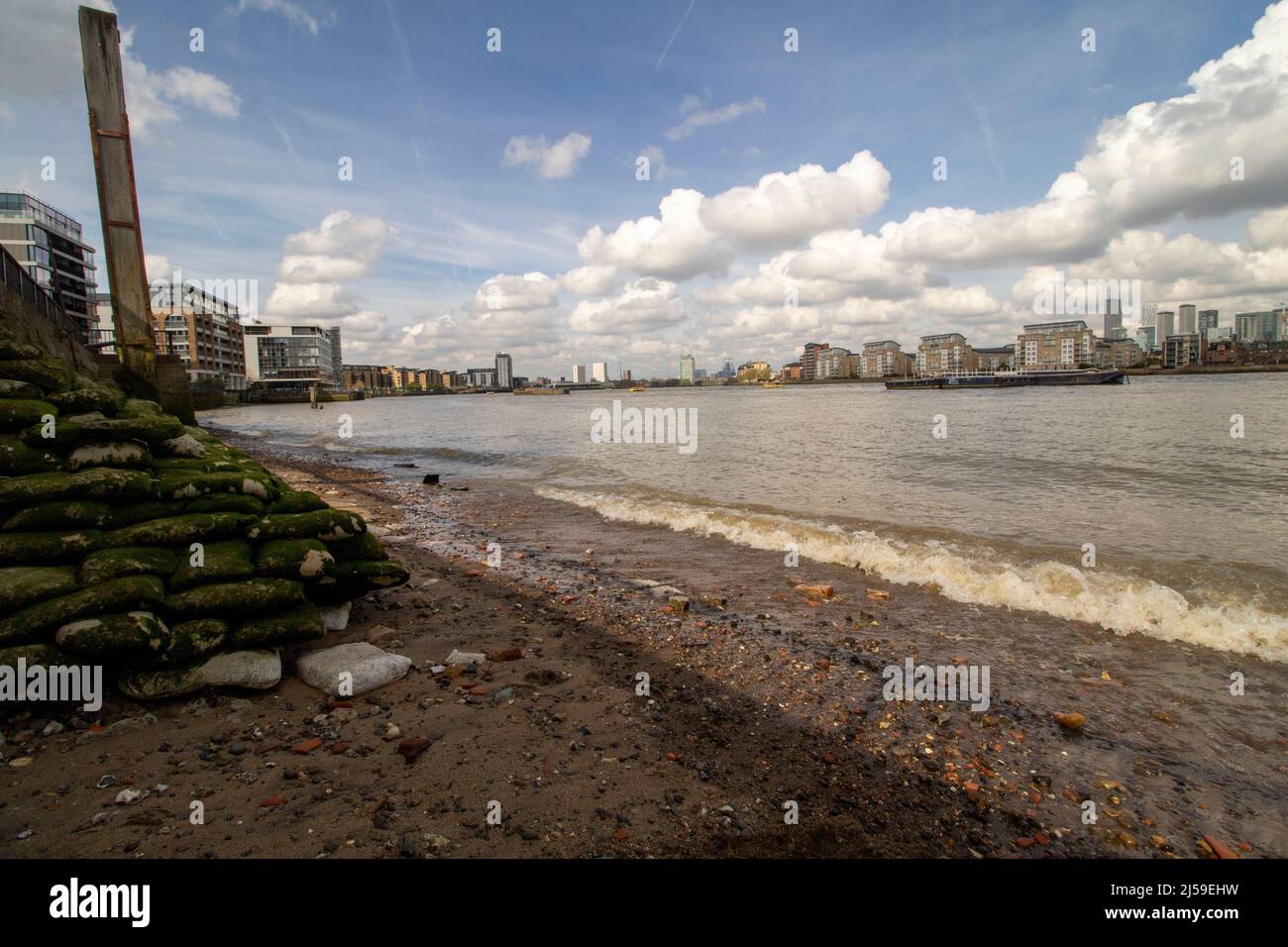 Riverside thames the through wharf hi-res stock photography and images ...