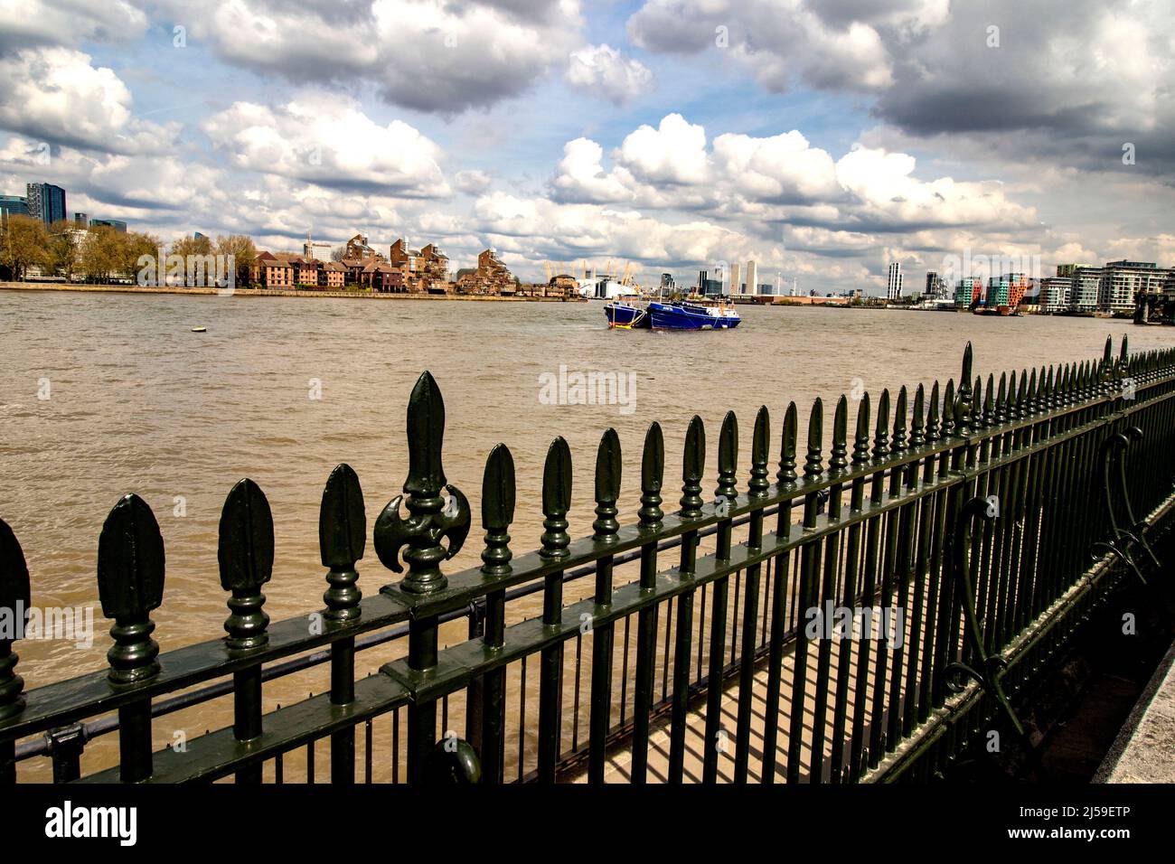Riverside thames the through wharf hi-res stock photography and images ...