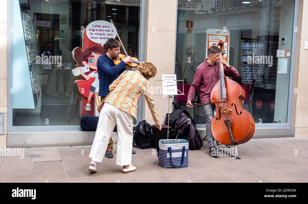 Busking with a violin hi-res stock photography and images - Alamy