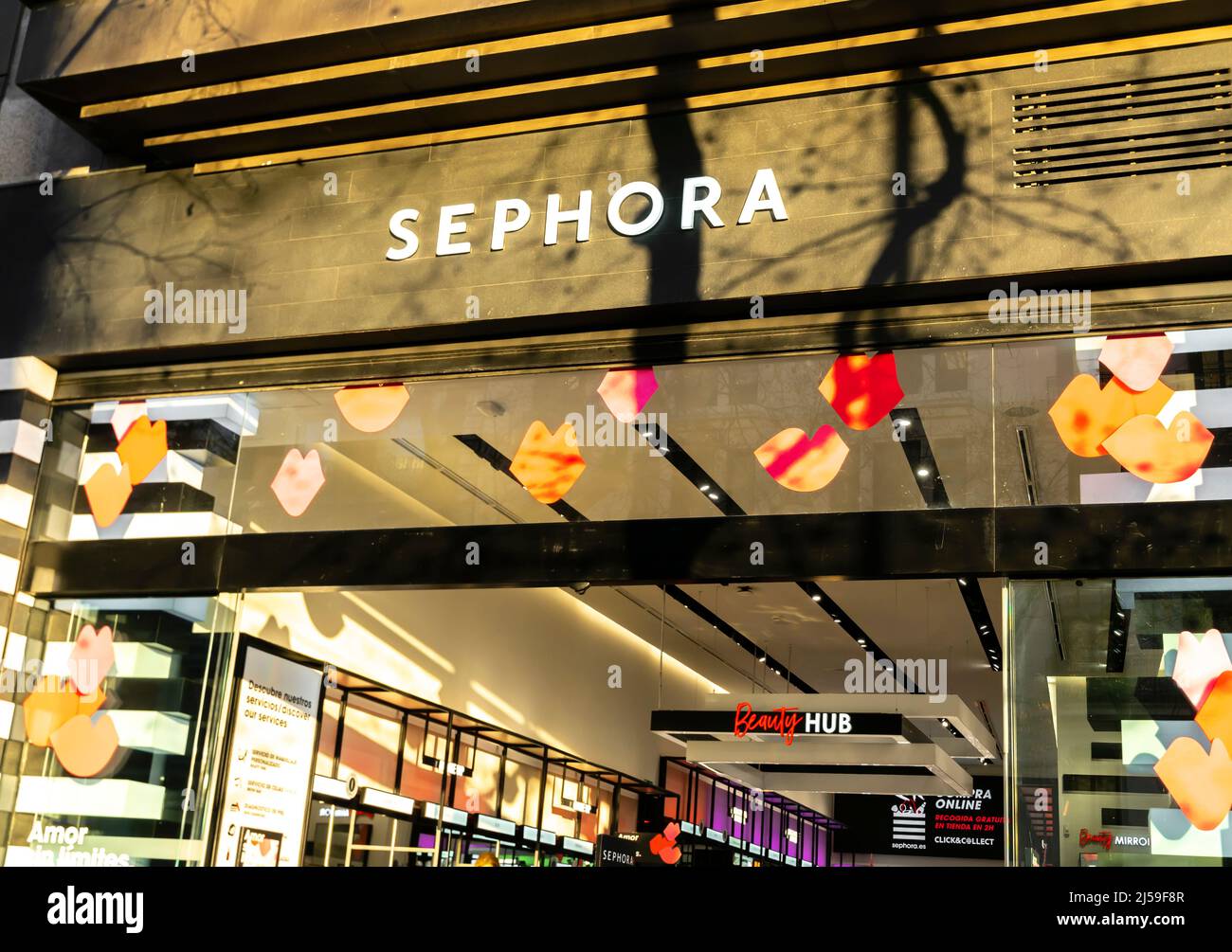 Shop front madrid spain hi-res stock photography and images - Alamy