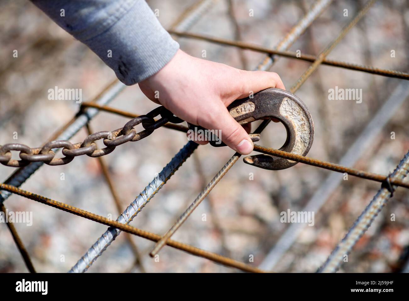 12 April 2022, North Rhine-Westphalia, Hörstel: An employee of a ...