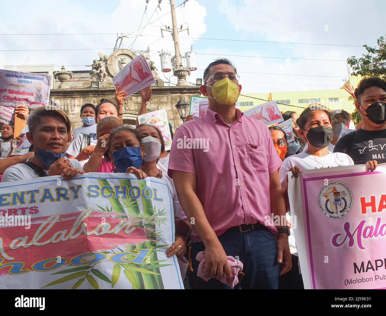Malabon Mayor Antolin Oreta III join his constituents for a picture ...