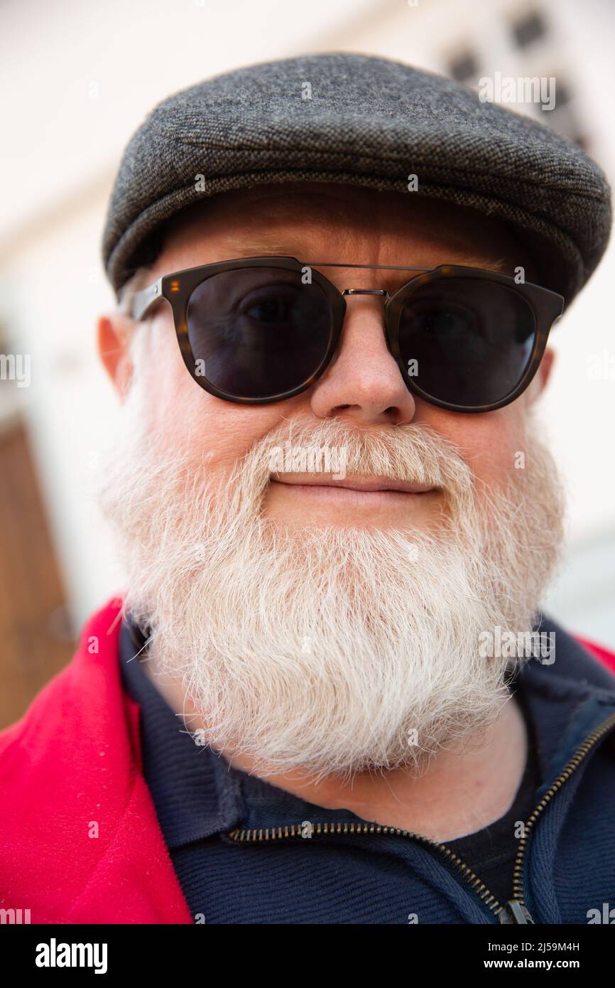 Headshot from friendly male man with big white beard Stock Photo - Alamy