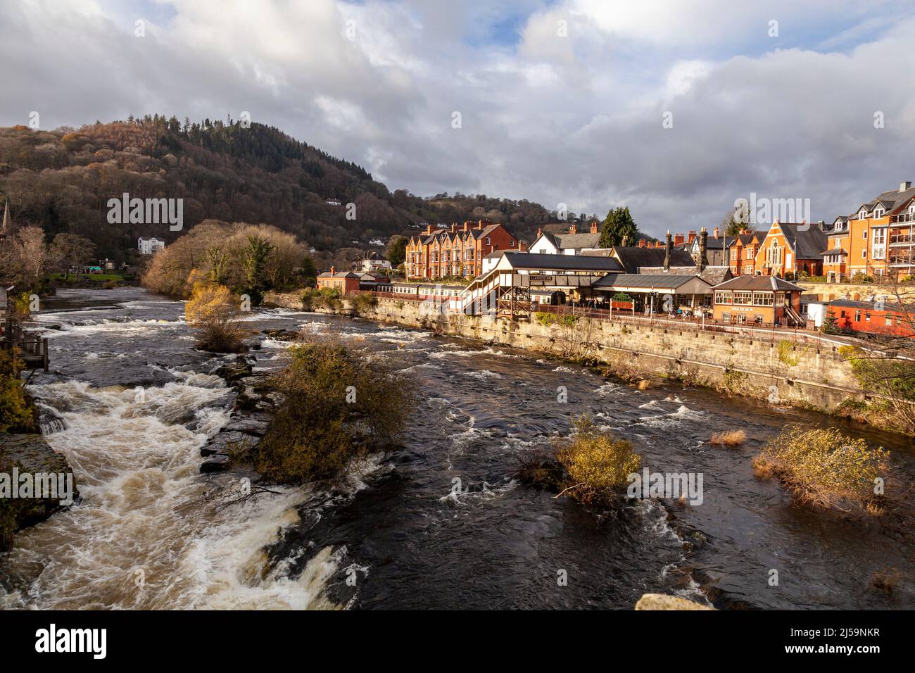 The river Dee which flows past the attractive tourist attraction of the ...