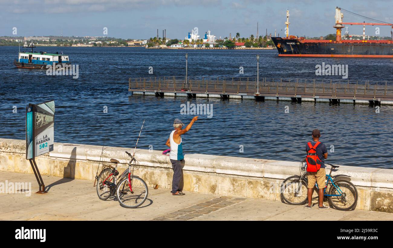 Cuban men fishing hi-res stock photography and images - Alamy