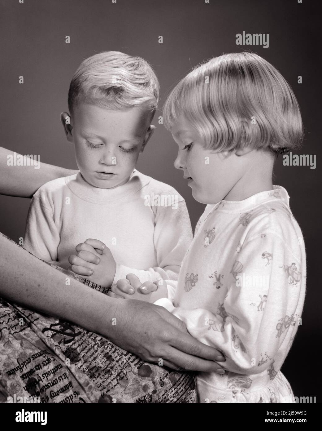 Child kneeling pray hi-res stock photography and images - Alamy