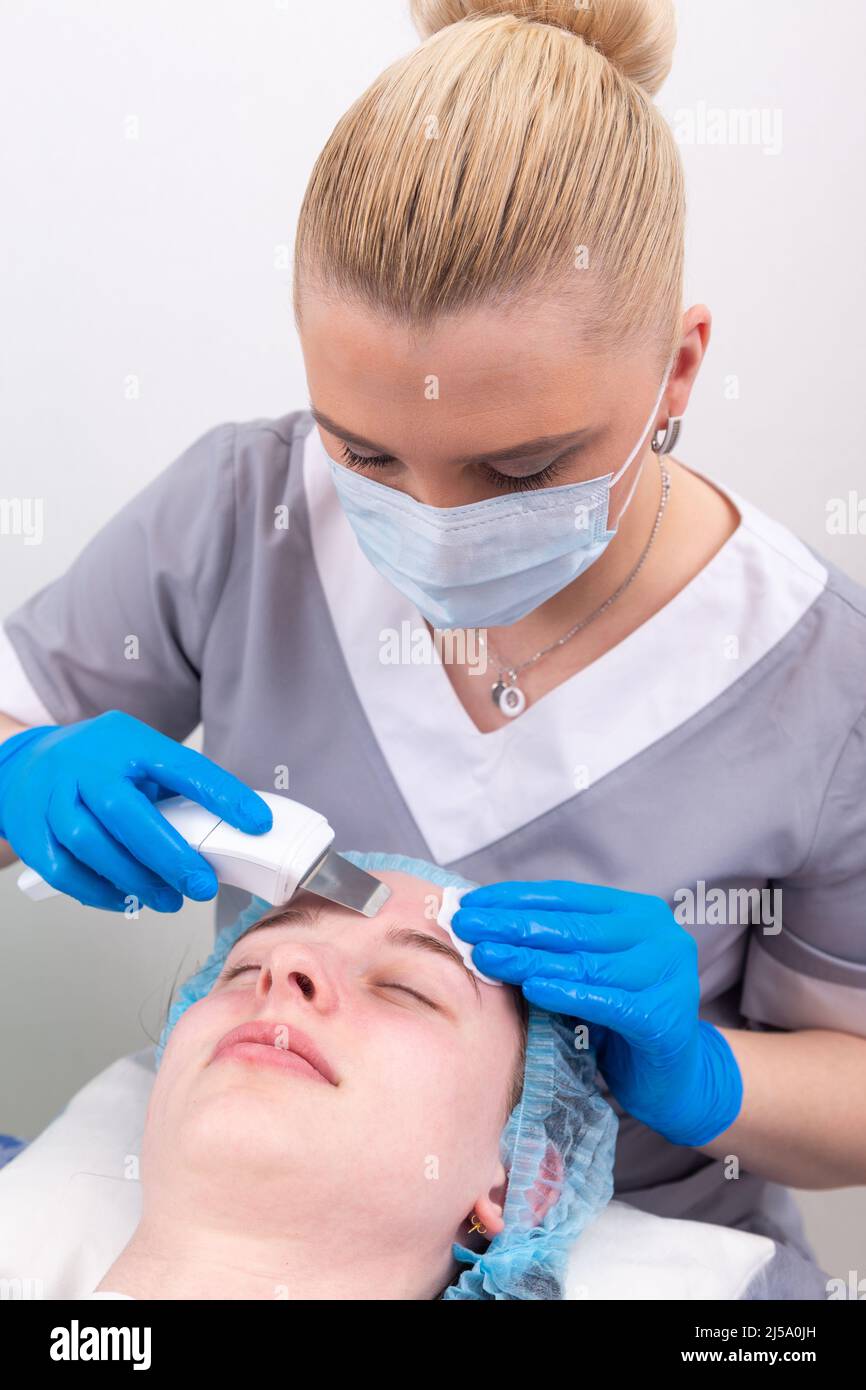 Ultrasound facial peeling. Young woman getting ultrasonic peel skin ...