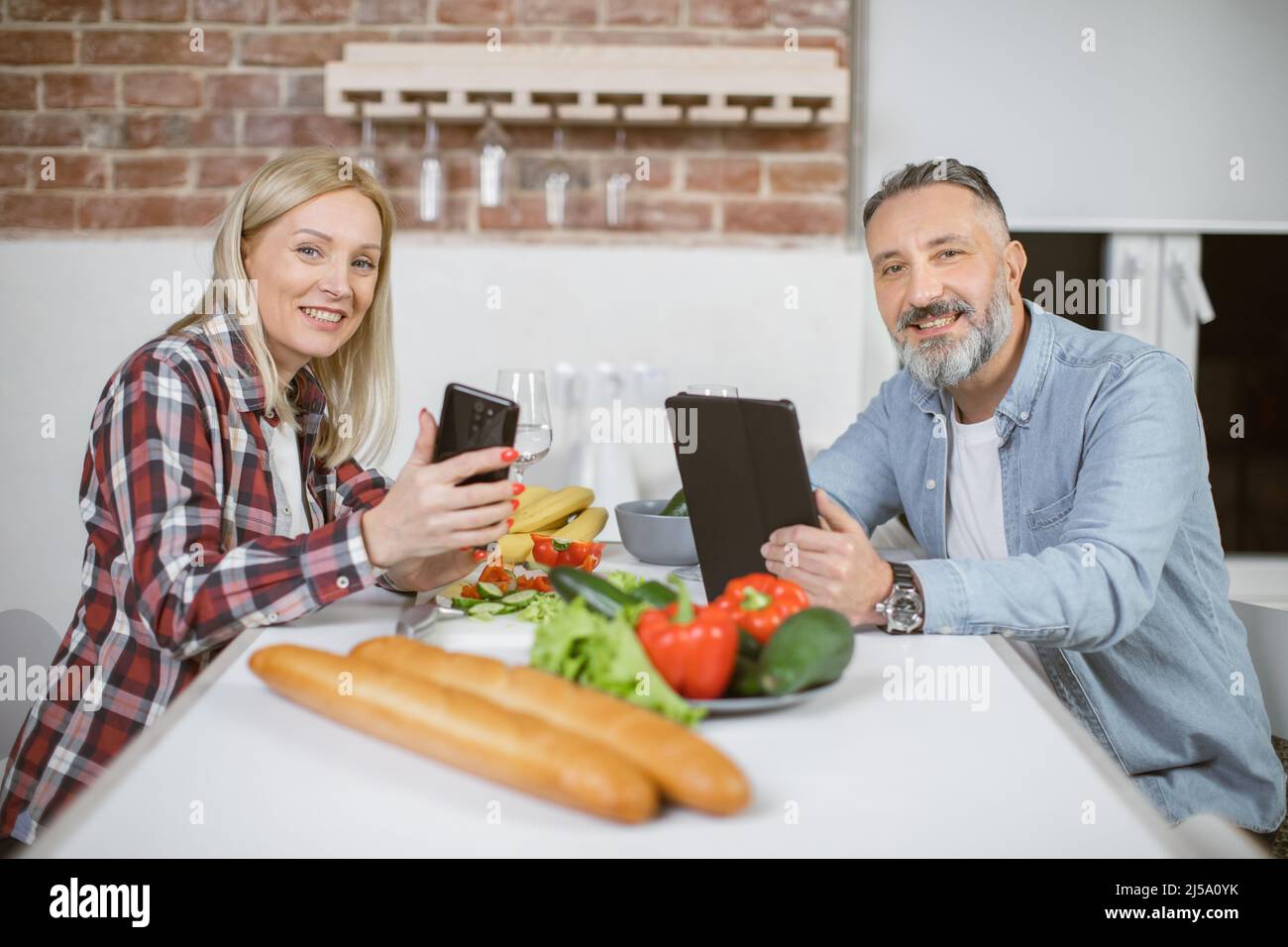 Married couple gadgets in hands hi-res stock photography and images - Alamy