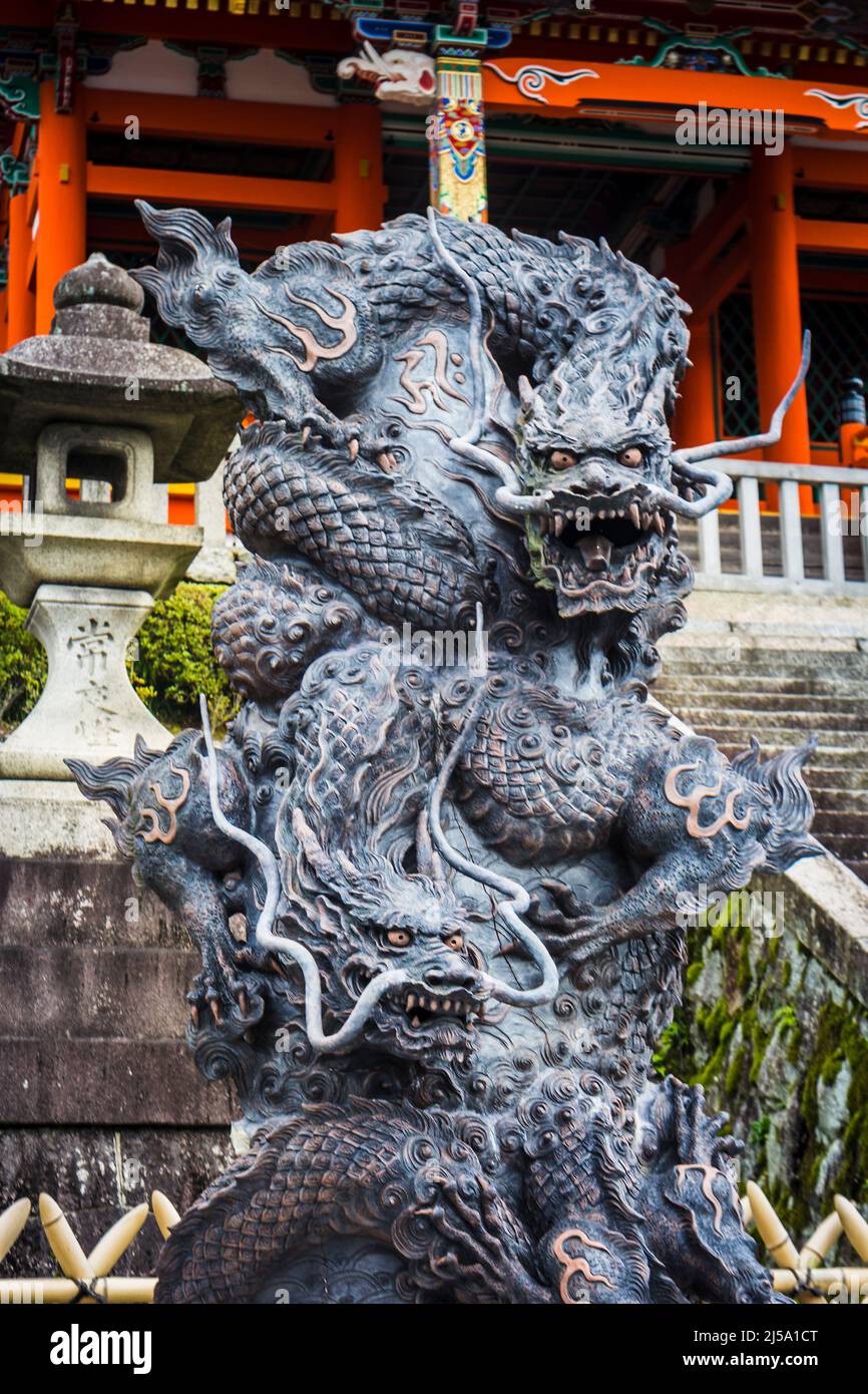 Dragon, Fushimi Inari-taisha, Kioto, Japan Stock Photo - Alamy