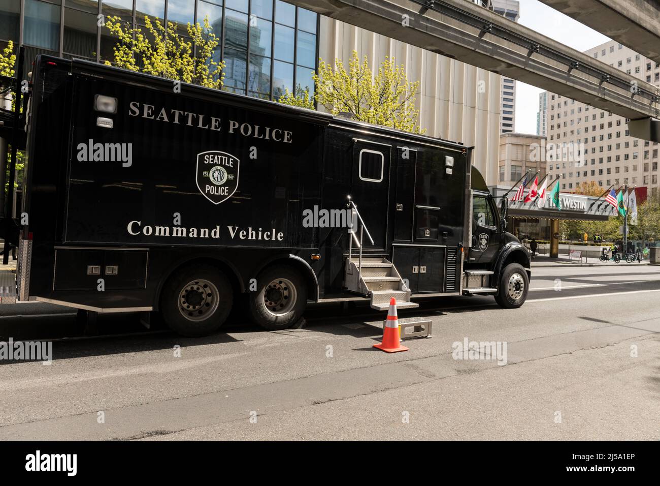Seattle, USA. 21st Apr, 2022. Mid-day a Seattle police command vehicle ...