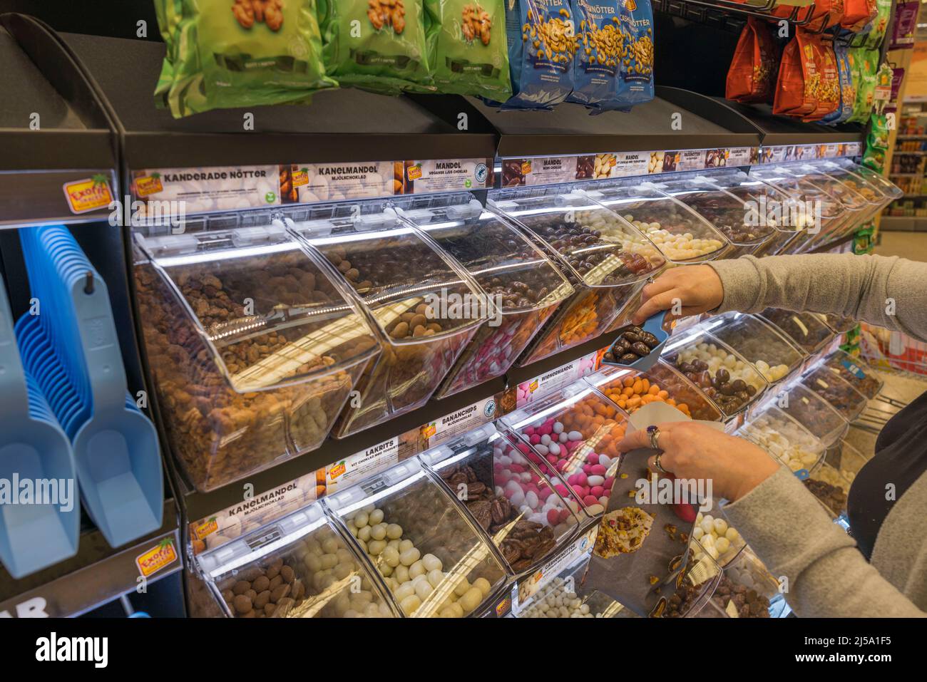 Health store shelfs hi-res stock photography and images - Alamy