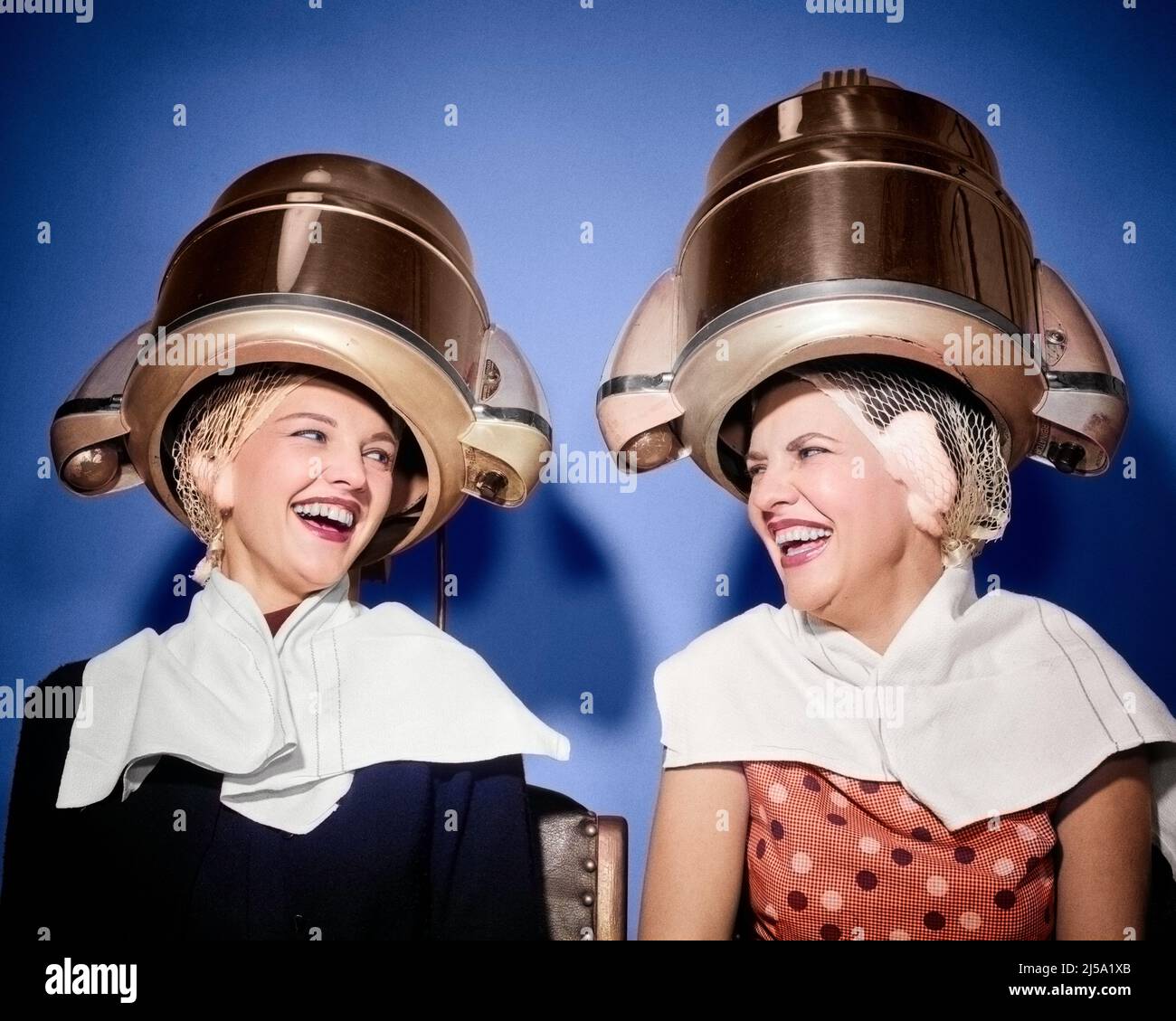 Ladies talking 1950s hi-res stock photography and images - Alamy