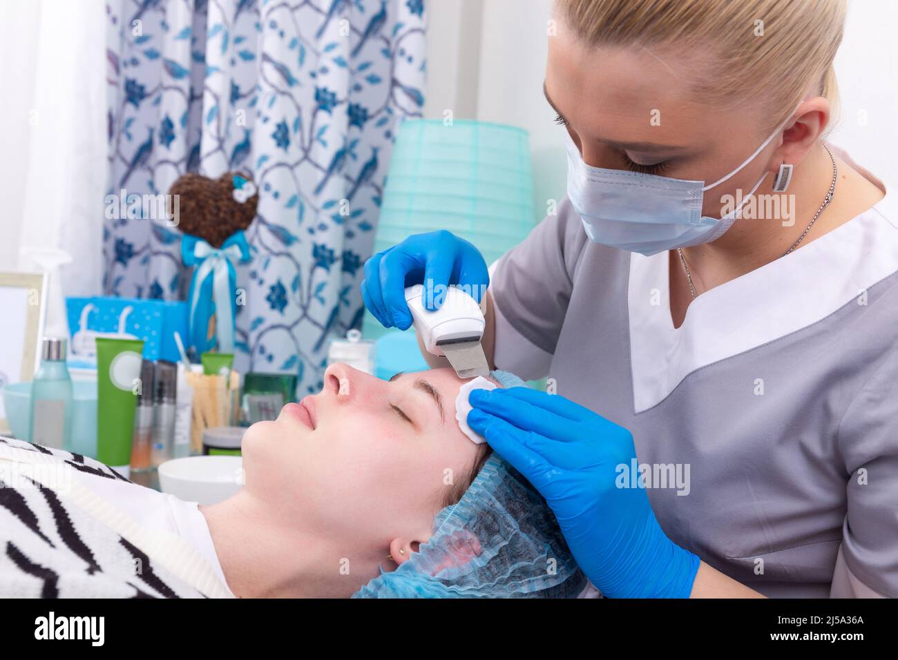 Ultrasound facial peeling. Young woman getting ultrasonic peel skin ...