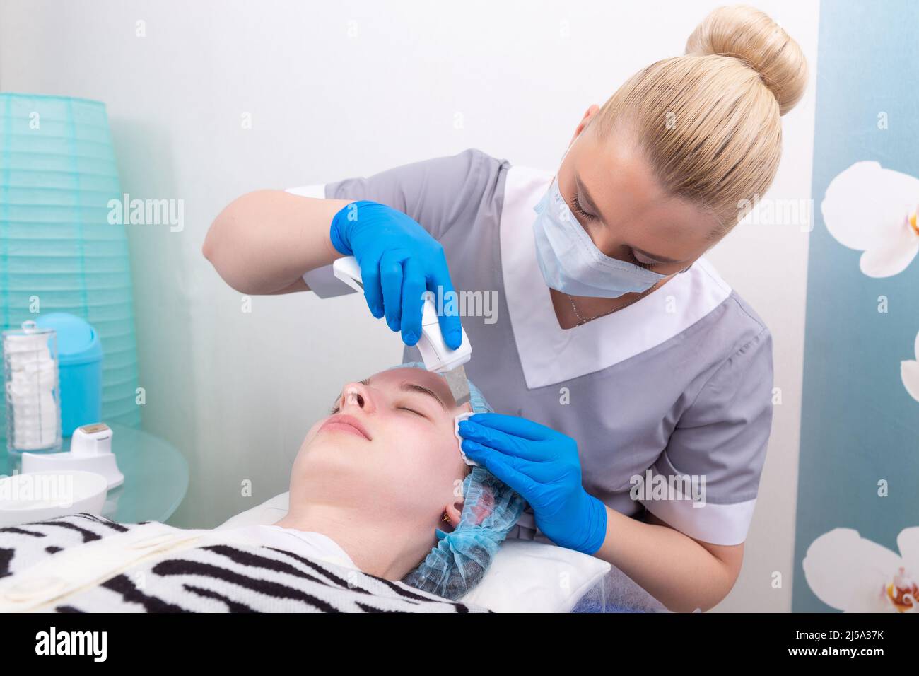 Ultrasound facial peeling. Young woman getting ultrasonic peel skin ...