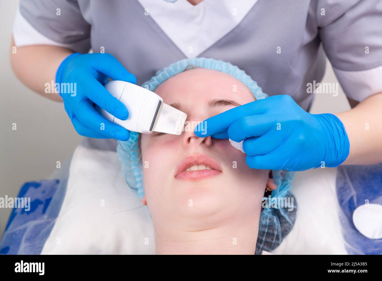 Ultrasound facial peeling. Young woman getting ultrasonic peel skin ...