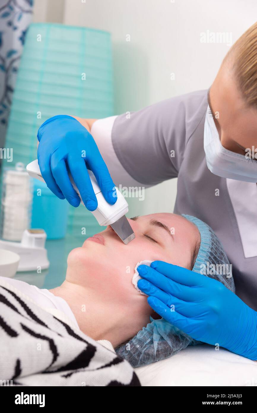 Ultrasound facial peeling. Young woman getting ultrasonic peel skin ...