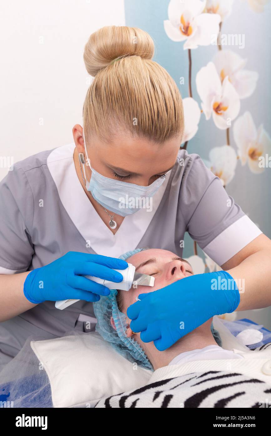 Ultrasound facial peeling. Young woman getting ultrasonic peel skin ...