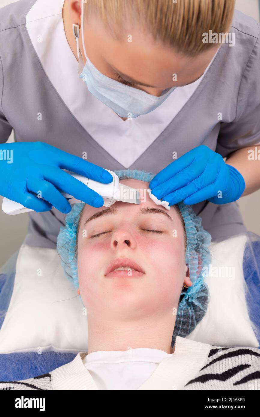 Ultrasound facial peeling. Young woman getting ultrasonic peel skin ...