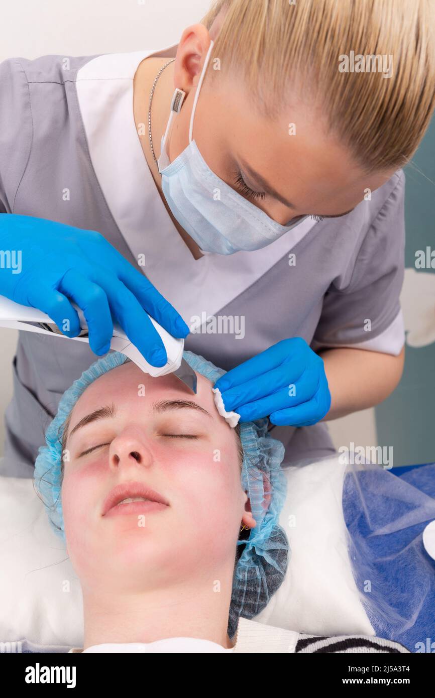 Ultrasound facial peeling. Young woman getting ultrasonic peel skin ...