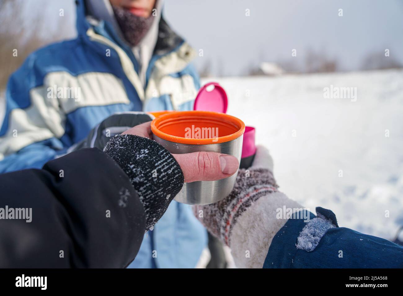 Hold mugs hi-res stock photography and images - Alamy